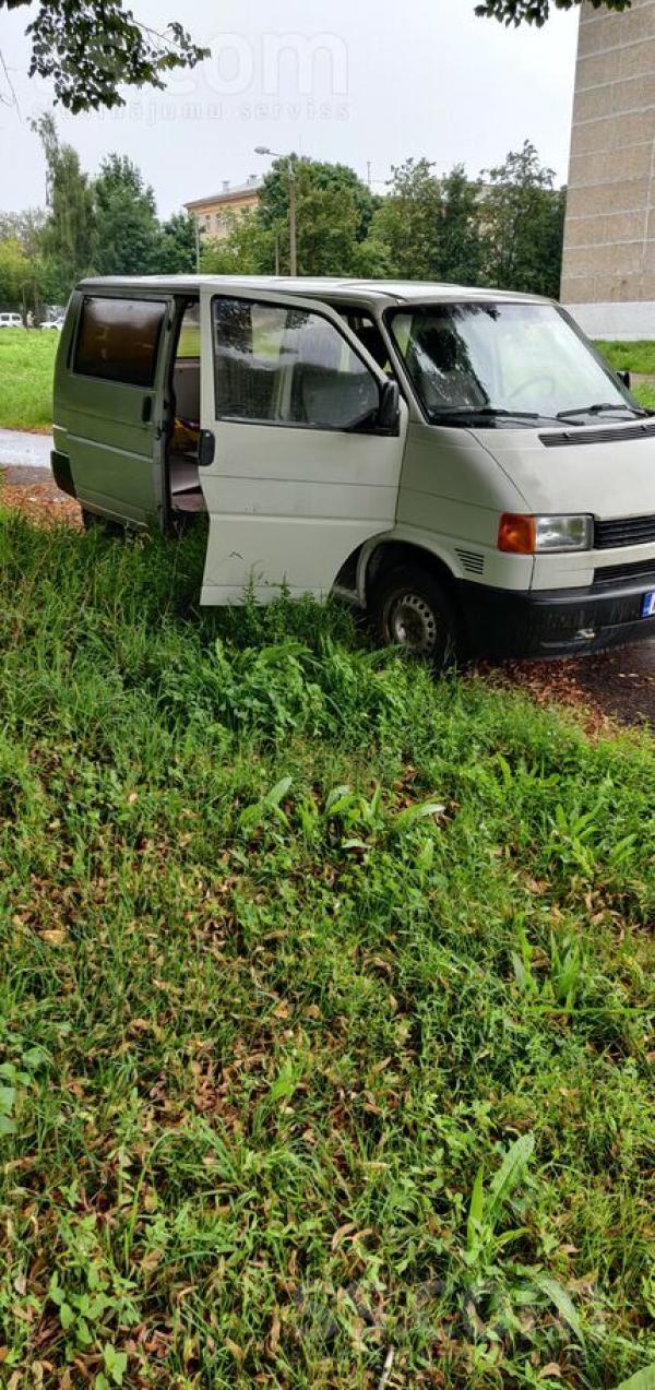 White Volkswagen T4 1999 in Riga, with an engine capacity of 2.40 L and mileage of 240 thousand km for 2000 €, photo 3 on AUTOMOTO.COM.LV