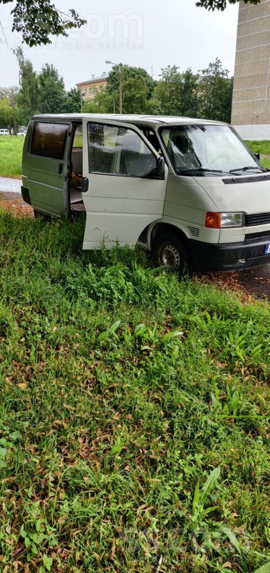 Balts Volkswagen T4 1999 Rīga, ar dzinēja tilpumu 2.40 L un nobraukumu 240 tūkst. km par 2000 €, foto 4 vietnē AUTOMOTO.COM.LV