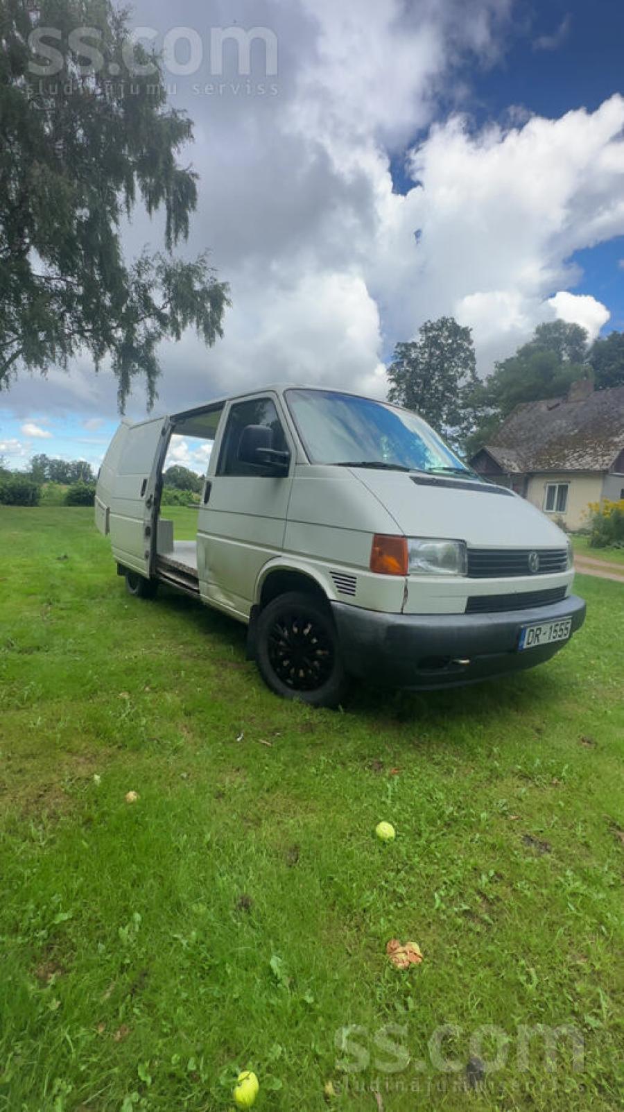 White Volkswagen T4 2000 in Liepaja, with an engine capacity of 2.40 L and mileage of 635 thousand km for 2400 €, photo 1 on AUTOMOTO.COM.LV