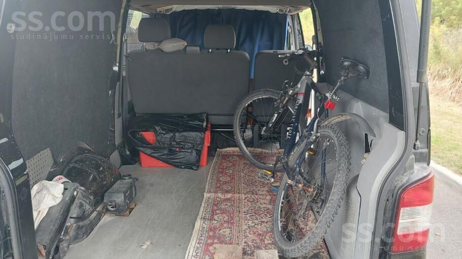 Melns Volkswagen T5 2011 Daugavpils, ar dzinēja tilpumu 2.00 L un nobraukumu 301 tūkst. km par 10600 €, foto 13 vietnē AUTOMOTO.COM.LV