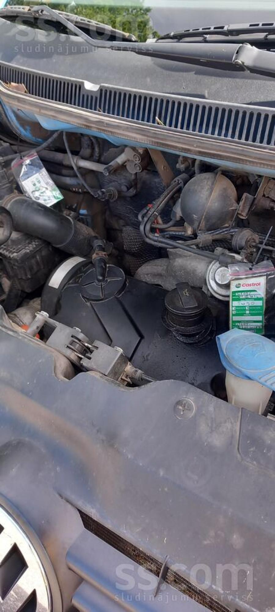 Blue Volkswagen T5 2004 in Cesis, with an engine capacity of 1.90 L and mileage of 371 thousand km for 4700 €, photo 9 on AUTOMOTO.COM.LV