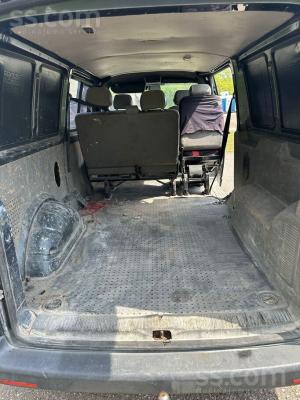 Pelēks Volkswagen T5 2004 Liepāja, ar dzinēja tilpumu 2.50 L un nobraukumu 441 tūkst. km par 1800 €, foto 4 vietnē AUTOMOTO.COM.LV
