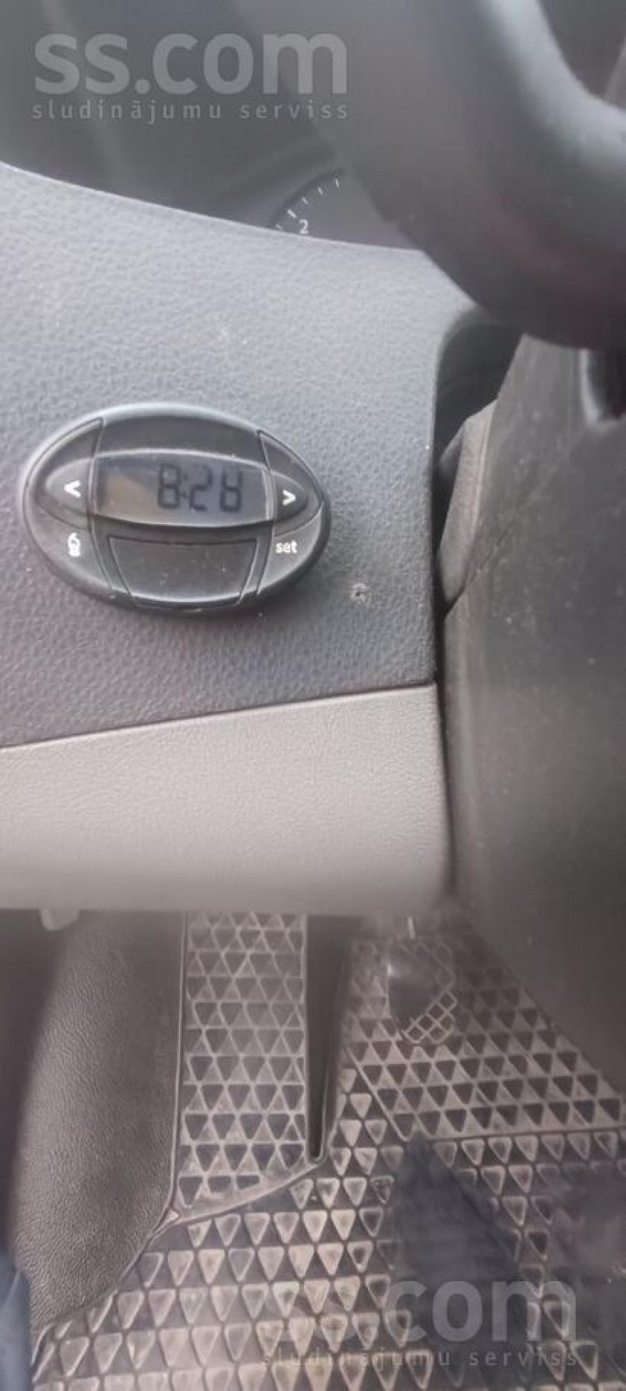 Pelēks Volkswagen T5 2005 Daugavpils, ar dzinēja tilpumu 2.50 L un nobraukumu 706 tūkst. km par 3900 €, foto 4 vietnē AUTOMOTO.COM.LV