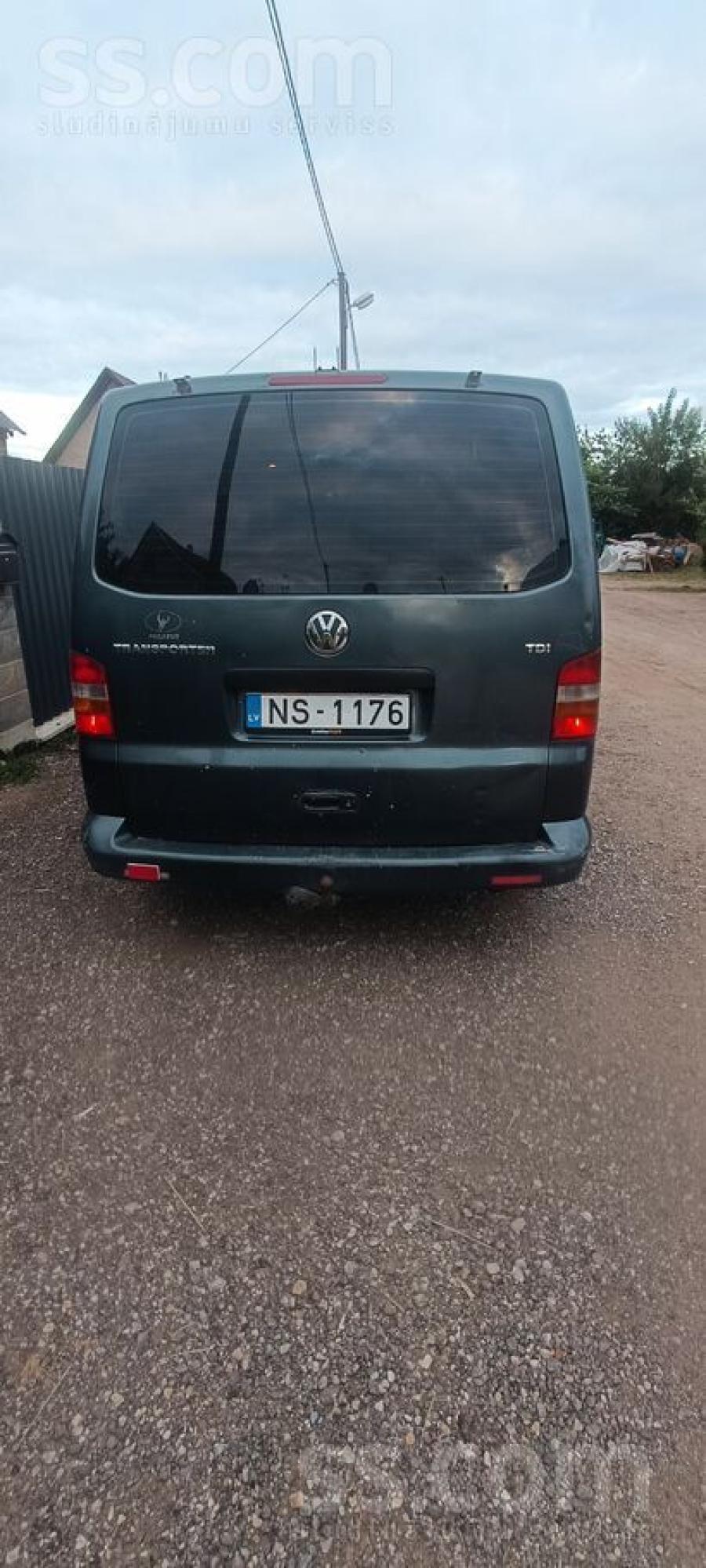 Pelēks Volkswagen T5 2005 Daugavpils, ar dzinēja tilpumu 2.50 L un nobraukumu 706 tūkst. km par 3900 €, foto 9 vietnē AUTOMOTO.COM.LV