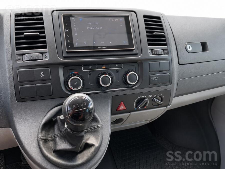 Pelēks Volkswagen T5 2010 Rīga, ar dzinēja tilpumu 2.00 L un nobraukumu 297 tūkst. km par 9900 €, foto 15 vietnē AUTOMOTO.COM.LV