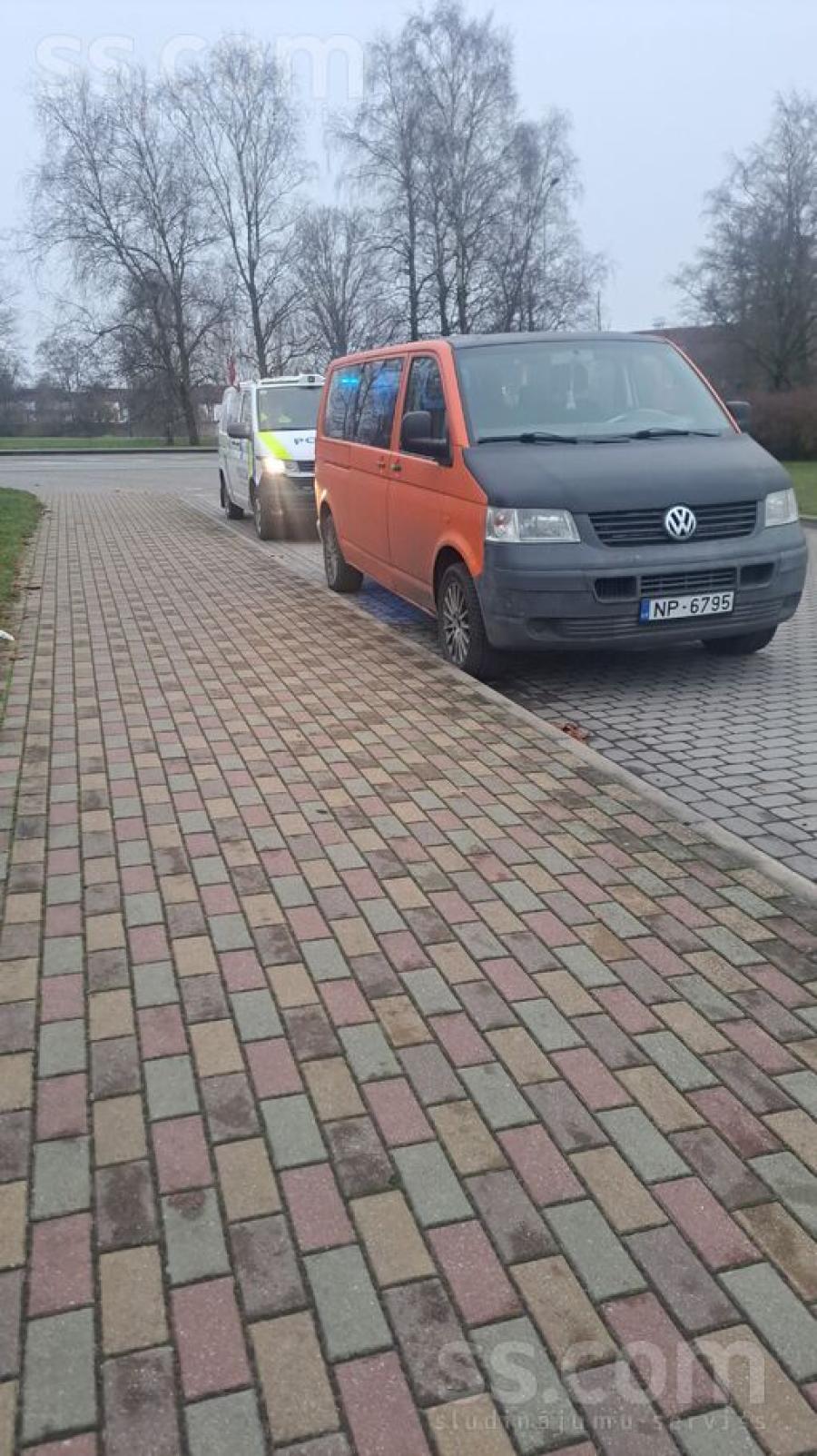 Oranžs Volkswagen T5 2004 Ventspils, ar dzinēja tilpumu 1.90 L un nobraukumu 0 tūkst. km par 3950 €, foto 1 vietnē AUTOMOTO.COM.LV