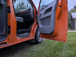 Orange Volkswagen T5 2004 in Valmiera, with an engine capacity of 1.90 L and mileage of 207 thousand km for 4900 €, photo 9 on AUTOMOTO.COM.LV