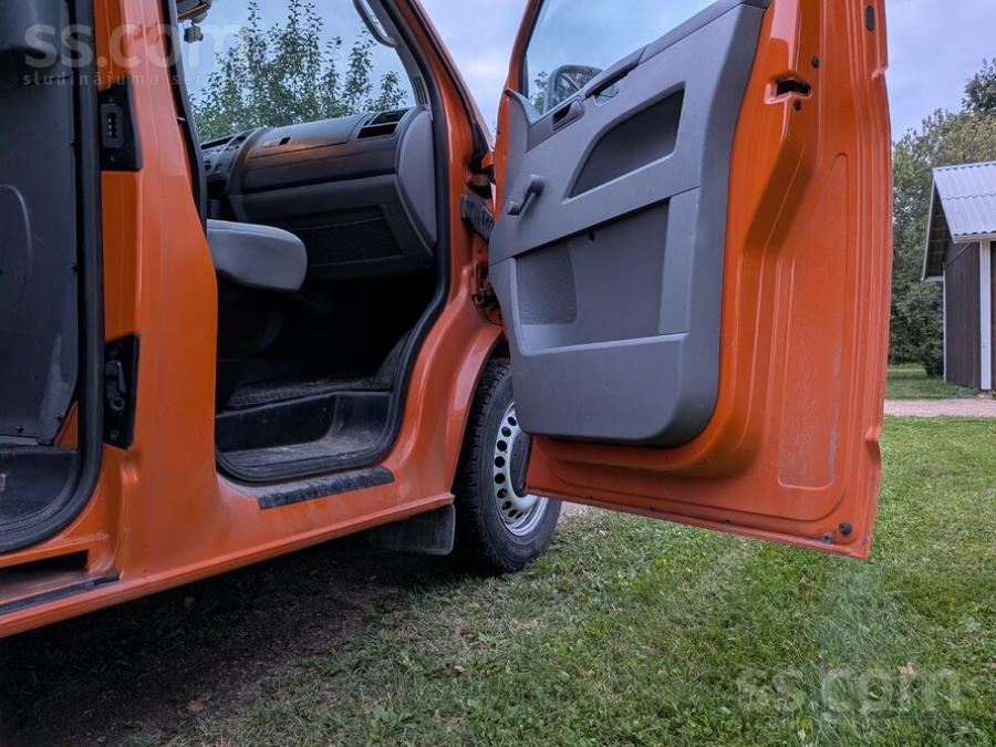 Orange Volkswagen T5 2004 in Valmiera, with an engine capacity of 1.90 L and mileage of 207 thousand km for 4900 €, photo 9 on AUTOMOTO.COM.LV