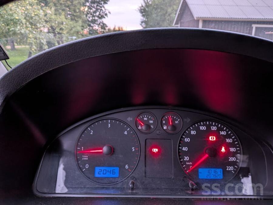 Orange Volkswagen T5 2004 in Valmiera, with an engine capacity of 1.90 L and mileage of 207 thousand km for 4900 €, photo 13 on AUTOMOTO.COM.LV