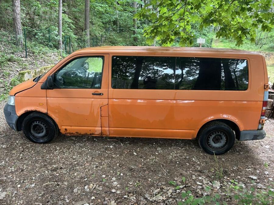 Orange Volkswagen T5 2005 in Riga, with an engine capacity of 2.50 L and mileage of 440 thousand km for 2700 €, photo 10 on AUTOMOTO.COM.LV