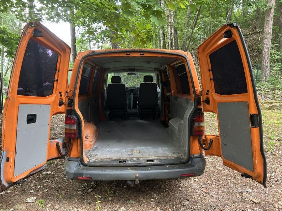 Orange Volkswagen T5 2005 in Riga, with an engine capacity of 2.50 L and mileage of 440 thousand km for 2700 €, photo 12 on AUTOMOTO.COM.LV