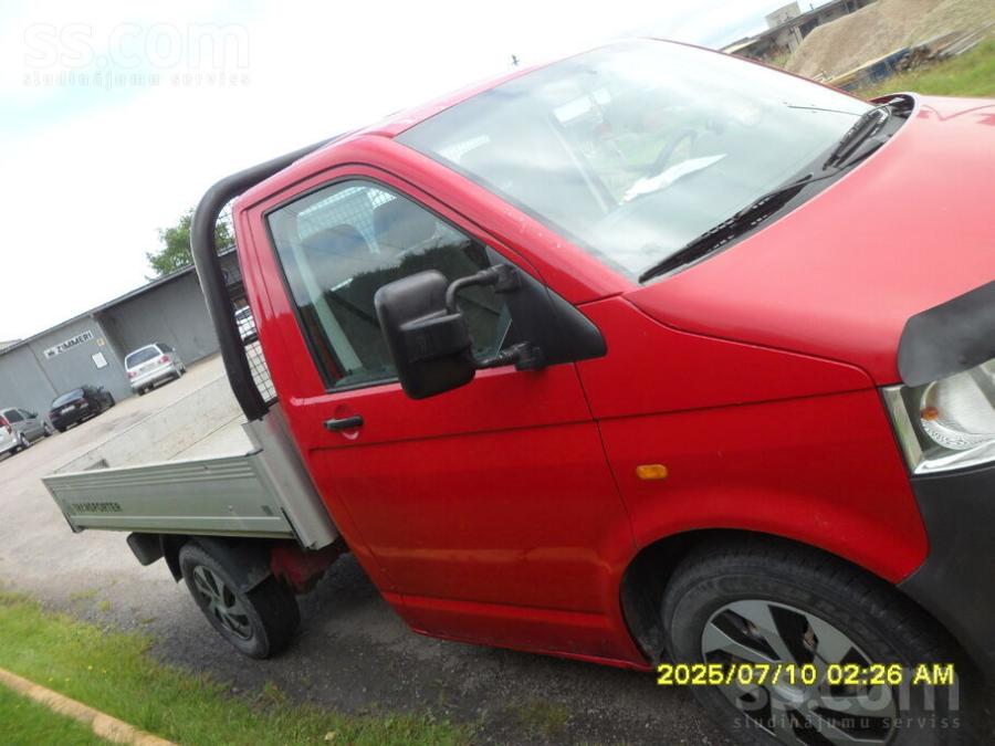 Red Volkswagen T5 2005 in Bauska, with an engine capacity of 1.90 L and mileage of 299 thousand km for 4200 €, photo 4 on AUTOMOTO.COM.LV