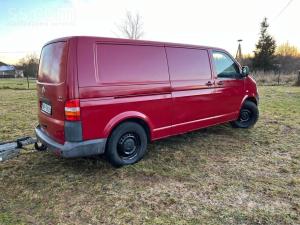 Sarkans Volkswagen T5 2008 Rīga, ar dzinēja tilpumu 2.50 L un nobraukumu 399 tūkst. km par 5970 €, foto  vietnē AUTOMOTO.COM.LV