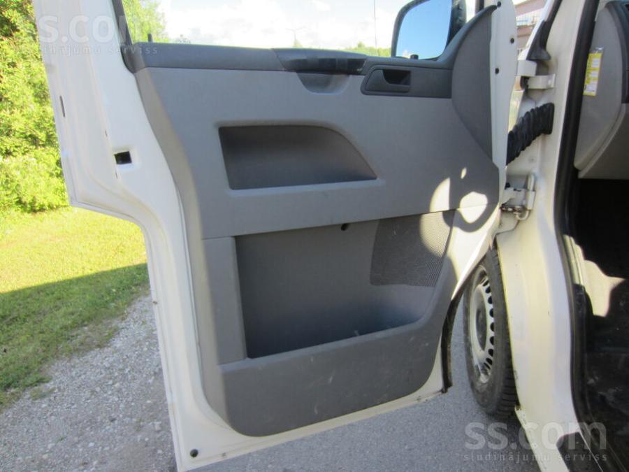 White Volkswagen T5 2004 in Riga, with an engine capacity of 1.90 L and mileage of 450 thousand km for 2850 €, photo 12 on AUTOMOTO.COM.LV