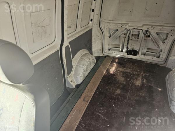 Balts Volkswagen T5 2005 Valka, ar dzinēja tilpumu 1.90 L un nobraukumu 363 tūkst. km par 3300 €, foto 8 vietnē AUTOMOTO.COM.LV