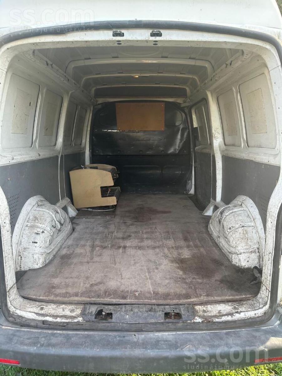 White Volkswagen T5 2005 in Riga, with an engine capacity of 1.90 L and mileage of 666 thousand km for 3900 €, photo 7 on AUTOMOTO.COM.LV