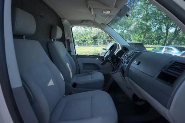 White Volkswagen T5 2006 in Liepaja, with an engine capacity of 1.90 L and mileage of 195 thousand km for 6000 €, photo 8 on AUTOMOTO.COM.LV