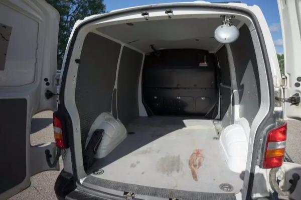 White Volkswagen T5 2006 in Liepaja, with an engine capacity of 1.90 L and mileage of 195 thousand km for 6000 €, photo 9 on AUTOMOTO.COM.LV
