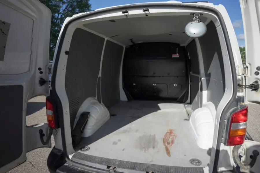 Balts Volkswagen T5 2006 Liepāja, ar dzinēja tilpumu 1.90 L un nobraukumu 195 tūkst. km par 6000 €, foto 10 vietnē AUTOMOTO.COM.LV