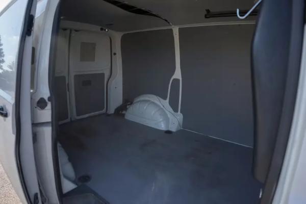 White Volkswagen T5 2006 in Liepaja, with an engine capacity of 1.90 L and mileage of 195 thousand km for 6000 €, photo 10 on AUTOMOTO.COM.LV