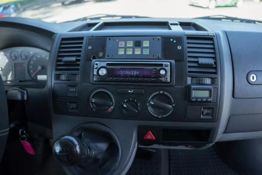 Balts Volkswagen T5 2006 Liepāja, ar dzinēja tilpumu 1.90 L un nobraukumu 195 tūkst. km par 6000 €, foto 13 vietnē AUTOMOTO.COM.LV