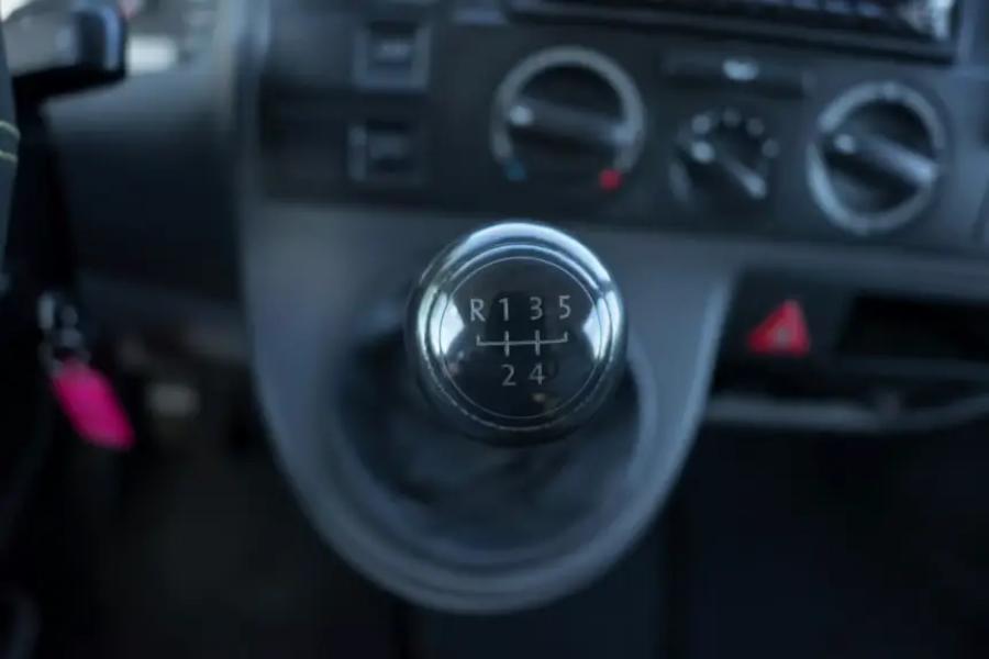 Balts Volkswagen T5 2006 Liepāja, ar dzinēja tilpumu 1.90 L un nobraukumu 195 tūkst. km par 6000 €, foto 15 vietnē AUTOMOTO.COM.LV