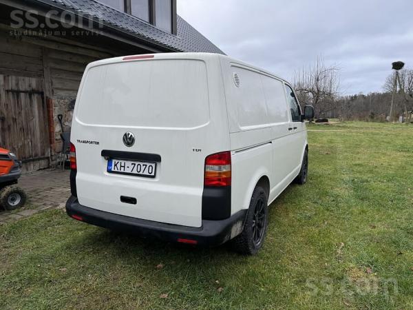 White Volkswagen T5 2008 in Riga, with an engine capacity of 1.90 L and mileage of 370 thousand km for 3900 €, photo 6 on AUTOMOTO.COM.LV