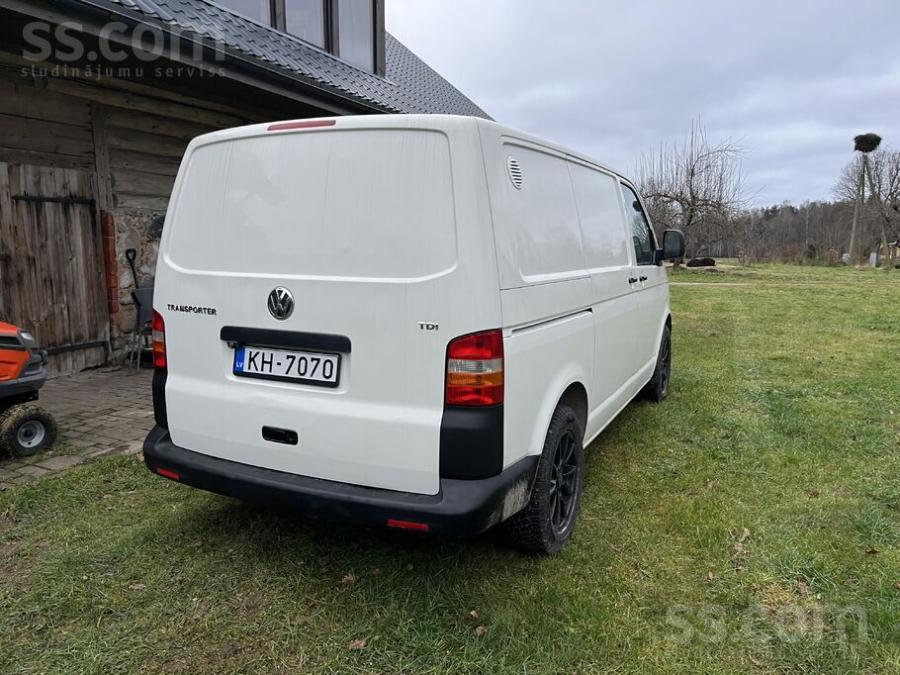 White Volkswagen T5 2008 in Riga, with an engine capacity of 1.90 L and mileage of 370 thousand km for 3900 €, photo 6 on AUTOMOTO.COM.LV