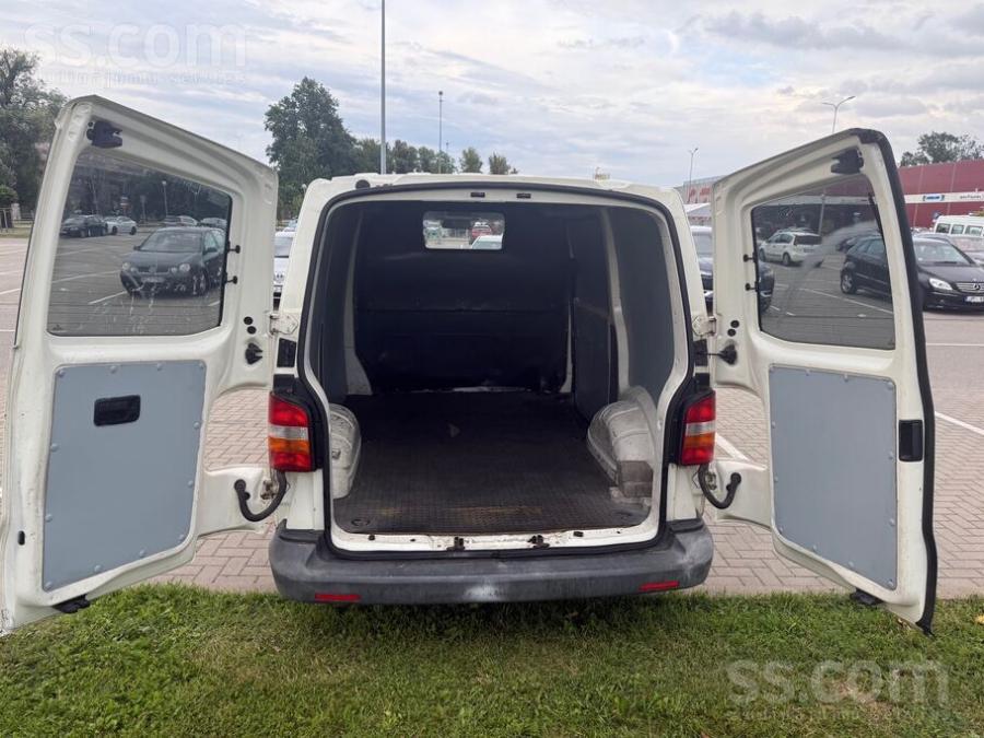 Balts Volkswagen T5 2008 Rīga, ar dzinēja tilpumu 1.90 L un nobraukumu 327 tūkst. km par 3500 €, foto 4 vietnē AUTOMOTO.COM.LV