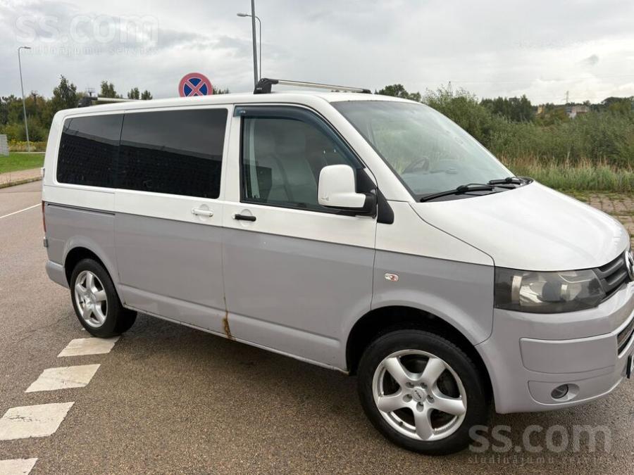 Белый Фольксваген Т5 2009 в Рига, объемом двигателя 2.50 л и пробегом 350 тыс. км за 3400 €, фото 1 на AUTOMOTO.COM.LV
