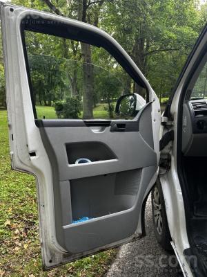 Balts Volkswagen T5 2010 Ogre, ar dzinēja tilpumu 2.00 L un nobraukumu 686 tūkst. km par 5650 €, foto 7 vietnē AUTOMOTO.COM.LV