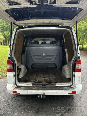 Balts Volkswagen T5 2010 Ogre, ar dzinēja tilpumu 2.00 L un nobraukumu 686 tūkst. km par 5650 €, foto 12 vietnē AUTOMOTO.COM.LV