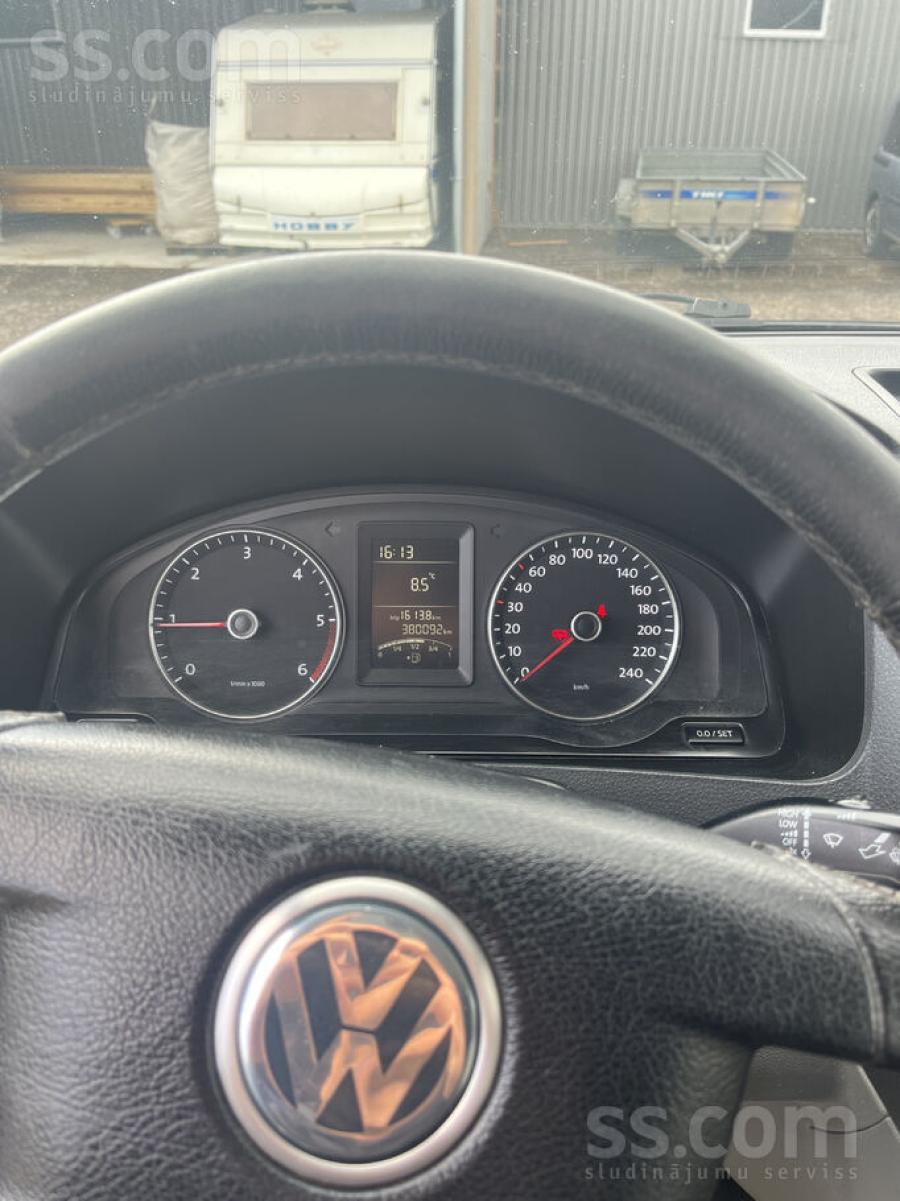 White Volkswagen T5 2011 in Cesis, with an engine capacity of 1.90 L and mileage of 380 thousand km for 5500 €, photo 10 on AUTOMOTO.COM.LV