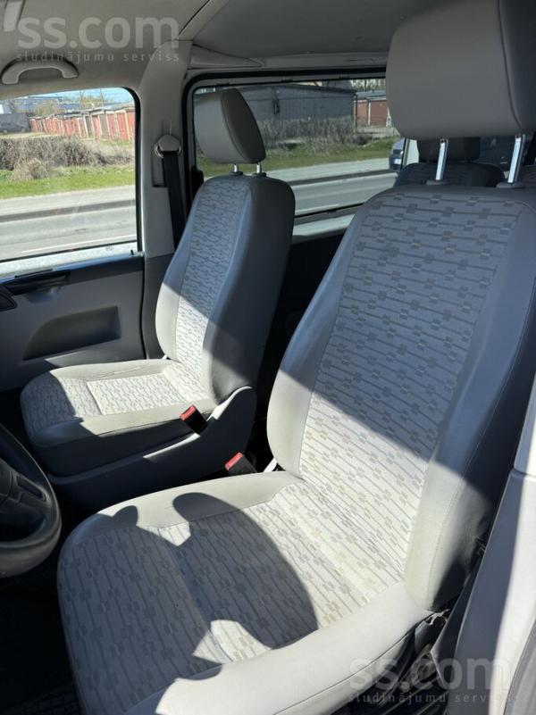 Balts Volkswagen T5 2013 Rīga, ar dzinēja tilpumu 2.00 L un nobraukumu 358 tūkst. km par 7400 €, foto 6 vietnē AUTOMOTO.COM.LV