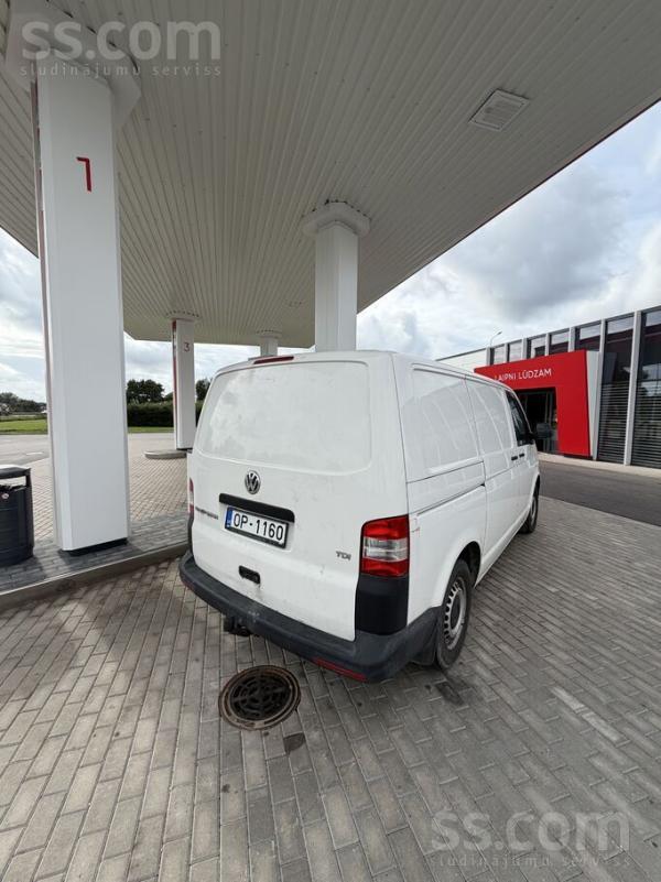 Balts Volkswagen T5 2013 Liepāja, ar dzinēja tilpumu 2.00 L un nobraukumu 271 tūkst. km par 4500 €, foto 5 vietnē AUTOMOTO.COM.LV