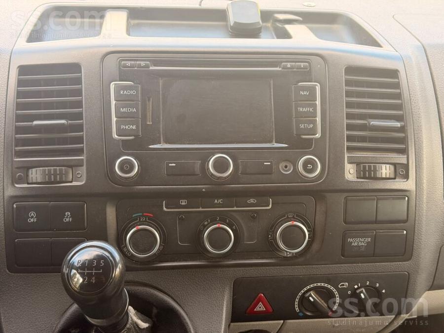Balts Volkswagen T5 2013 Rīga, ar dzinēja tilpumu 2.00 L un nobraukumu 374 tūkst. km par 7900 €, foto 16 vietnē AUTOMOTO.COM.LV