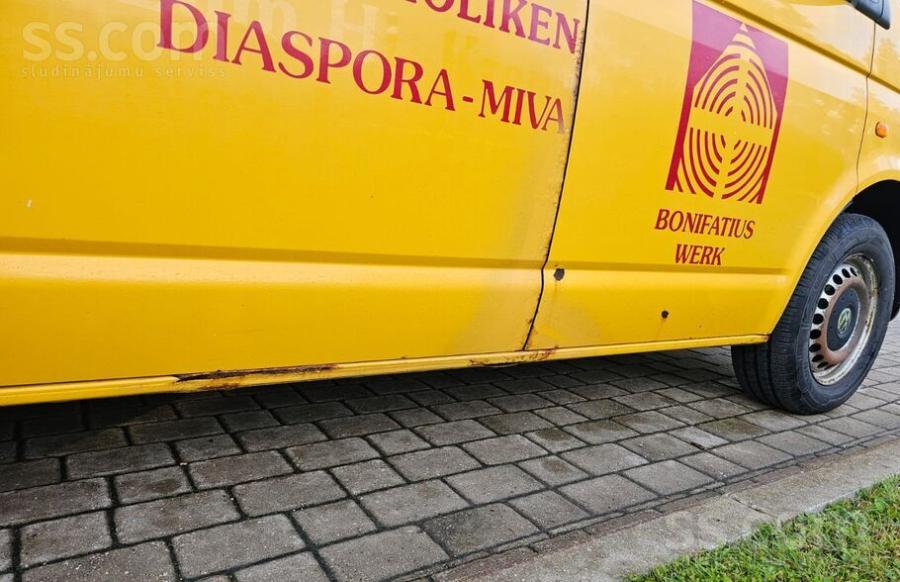 Yellow Volkswagen T5 2006 in Riga, with an engine capacity of 1.90 L and mileage of 246 thousand km for 3300 €, photo 10 on AUTOMOTO.COM.LV
