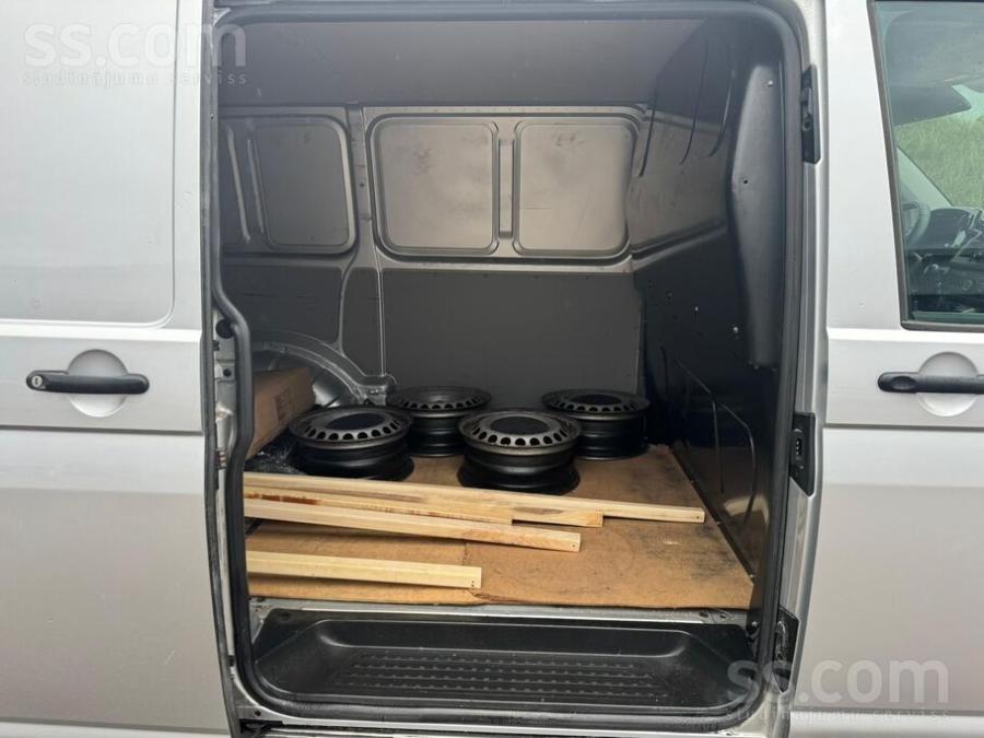 Pelēks Volkswagen T6 2018 Rīga, ar dzinēja tilpumu 2.00 L un nobraukumu 199 tūkst. km par 11200 €, foto 12 vietnē AUTOMOTO.COM.LV