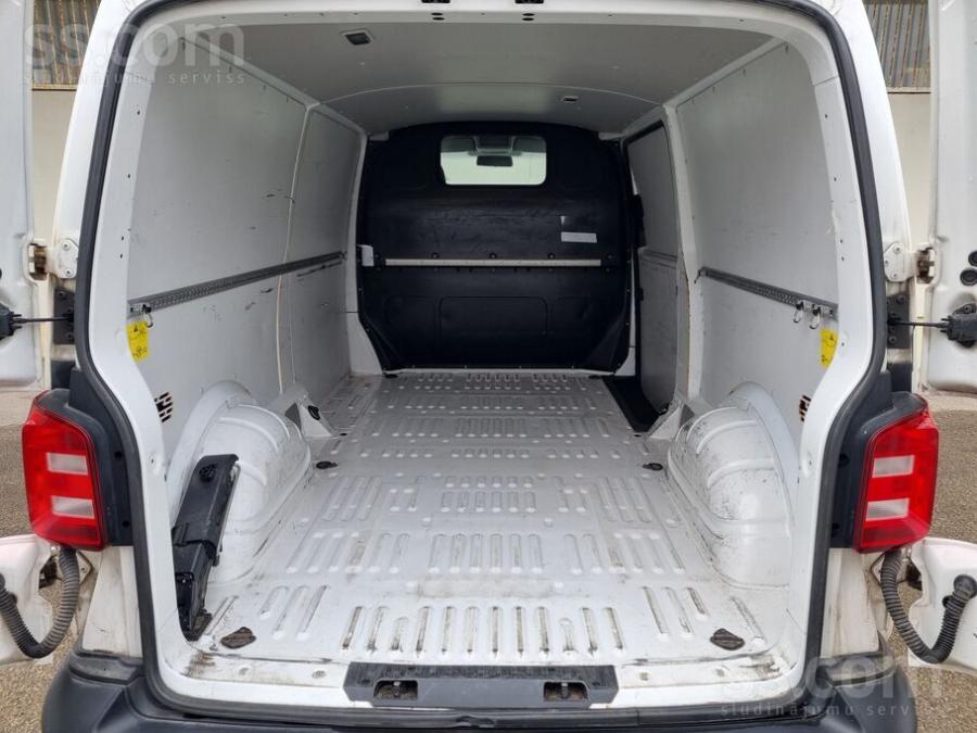 Balts Volkswagen T6 2018 Ogre, ar dzinēja tilpumu 2.00 L un nobraukumu 296 tūkst. km par 10950 €, foto 17 vietnē AUTOMOTO.COM.LV