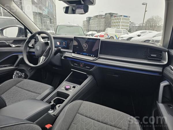 Black Volkswagen Tayron 2025 in Riga, with an engine capacity of 1.50 L and mileage of 21 thousand km for 36990 €, photo 7 on AUTOMOTO.COM.LV