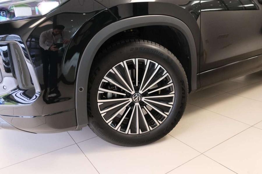 Melns Volkswagen Tayron 2025 Viļņa, ar dzinēja tilpumu 1.50 L un nobraukumu 8 tūkst. km par 35400 €, foto 32 vietnē AUTOMOTO.COM.LV