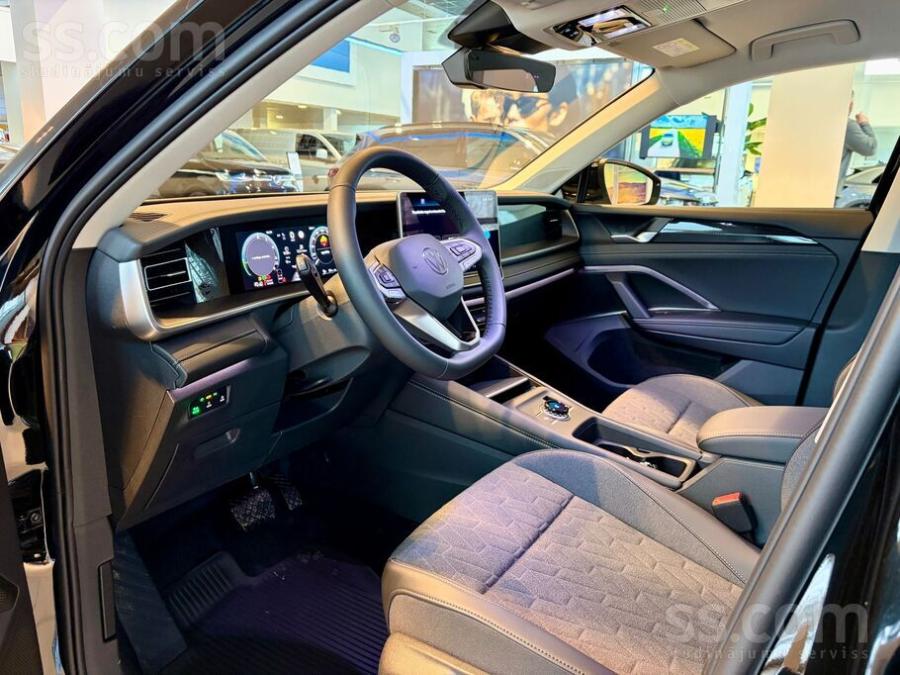 Pelēks Volkswagen Tayron 2026 Valmiera, ar dzinēja tilpumu 1.50 L un nobraukumu 7 tūkst. km par 42130 €, foto 8 vietnē AUTOMOTO.COM.LV