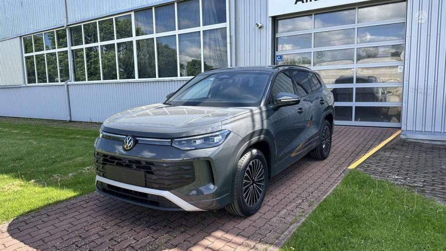 Pelēks Volkswagen Tayron 2026 Panevēža, ar dzinēja tilpumu 1.50 L un nobraukumu 10 tūkst. km par 41400 €, foto 1 vietnē AUTOMOTO.COM.LV