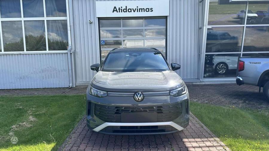 Pelēks Volkswagen Tayron 2026 Panevēža, ar dzinēja tilpumu 1.50 L un nobraukumu 10 tūkst. km par 41400 €, foto 3 vietnē AUTOMOTO.COM.LV
