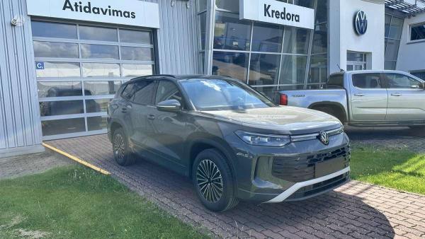 Pelēks Volkswagen Tayron 2026 Panevēža, ar dzinēja tilpumu 1.50 L un nobraukumu 10 tūkst. km par 41400 €, foto 3 vietnē AUTOMOTO.COM.LV