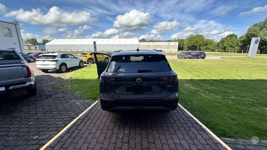 Pelēks Volkswagen Tayron 2026 Panevēža, ar dzinēja tilpumu 1.50 L un nobraukumu 10 tūkst. km par 41400 €, foto 6 vietnē AUTOMOTO.COM.LV
