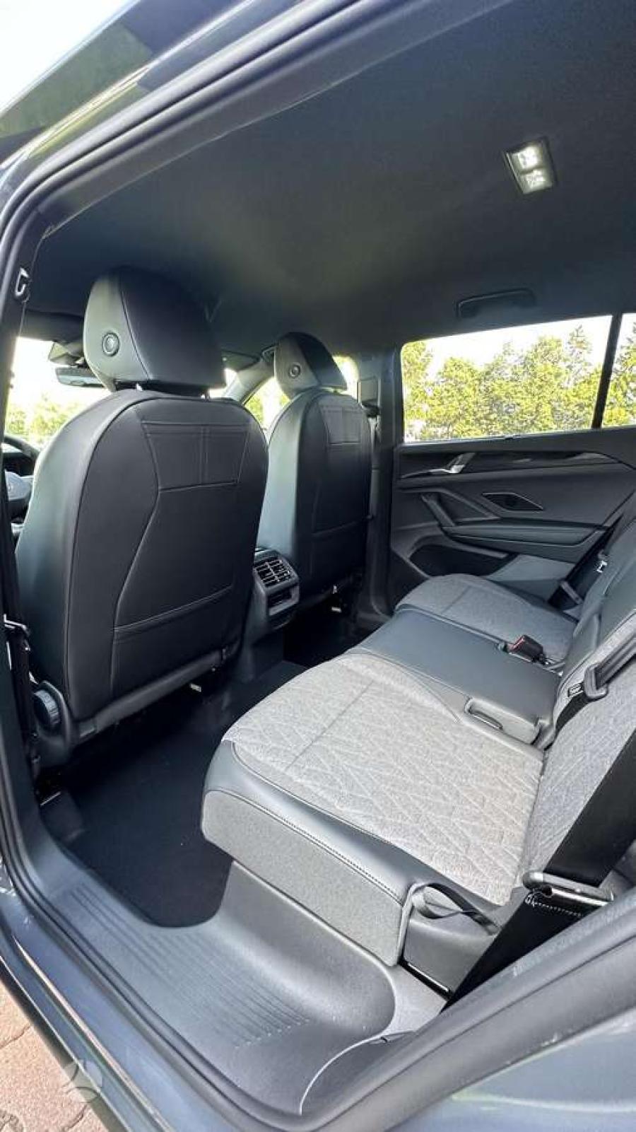 Pelēks Volkswagen Tayron 2026 Panevēža, ar dzinēja tilpumu 1.50 L un nobraukumu 10 tūkst. km par 41400 €, foto 10 vietnē AUTOMOTO.COM.LV