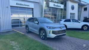 Pelēks Volkswagen Tayron 2026 Panevēža, ar dzinēja tilpumu 1.97 L un nobraukumu 10 tūkst. km par 43400 €, foto 4 vietnē AUTOMOTO.COM.LV