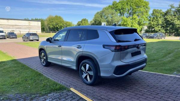 Pelēks Volkswagen Tayron 2026 Panevēža, ar dzinēja tilpumu 1.97 L un nobraukumu 10 tūkst. km par 43400 €, foto 6 vietnē AUTOMOTO.COM.LV