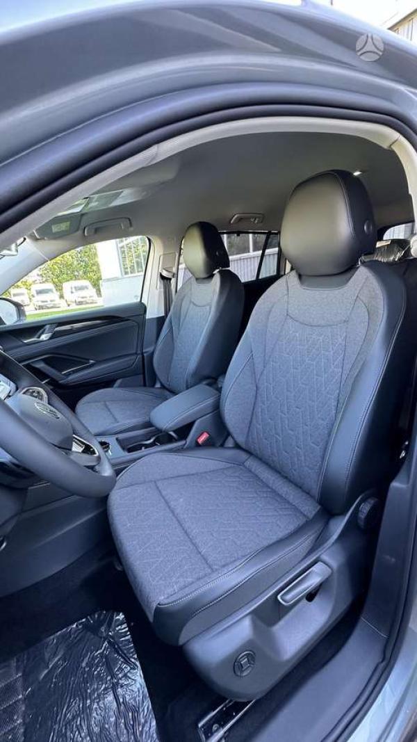 Pelēks Volkswagen Tayron 2026 Panevēža, ar dzinēja tilpumu 1.97 L un nobraukumu 10 tūkst. km par 43400 €, foto 8 vietnē AUTOMOTO.COM.LV